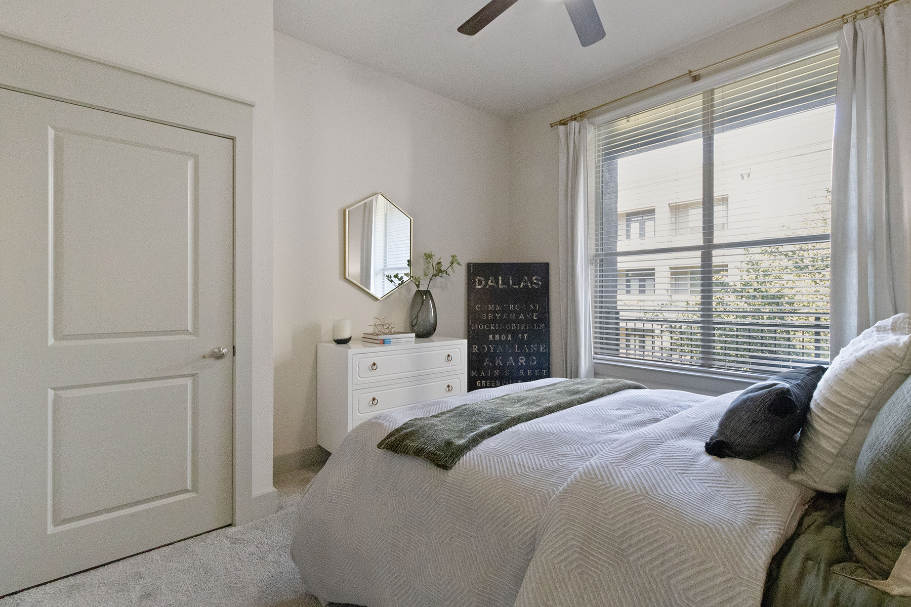 Photo Gallery - Icon at Ross Apartments | Dallas, TX